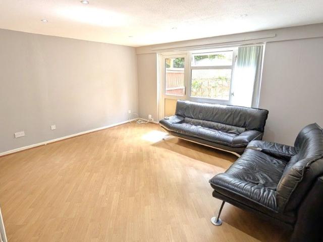 Cobbetts Close, Woking, Surrey, GU21