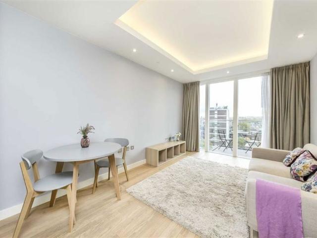 Cobblestone Square, E1W, London