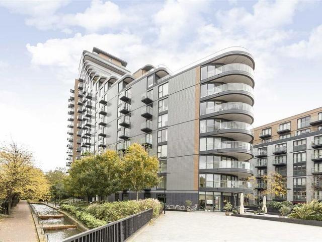 Cobblestone Square, London E1W 1 bed flat to rent £2,400 pcm £554 pw