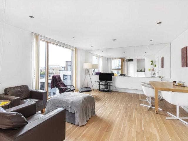 Cobblestone Square, London E1W, 2 bed flat to rent, £3,000 pcm | PrimeLocation