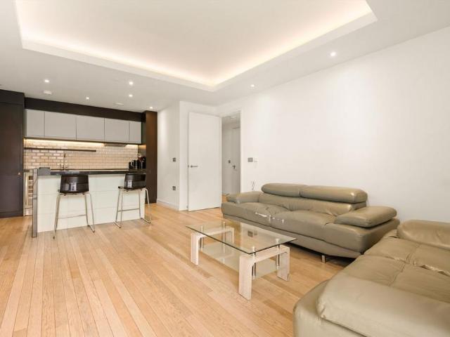 Cobblestone Square, London E1W 2 bed flat to rent £2,900 pcm £669 pw