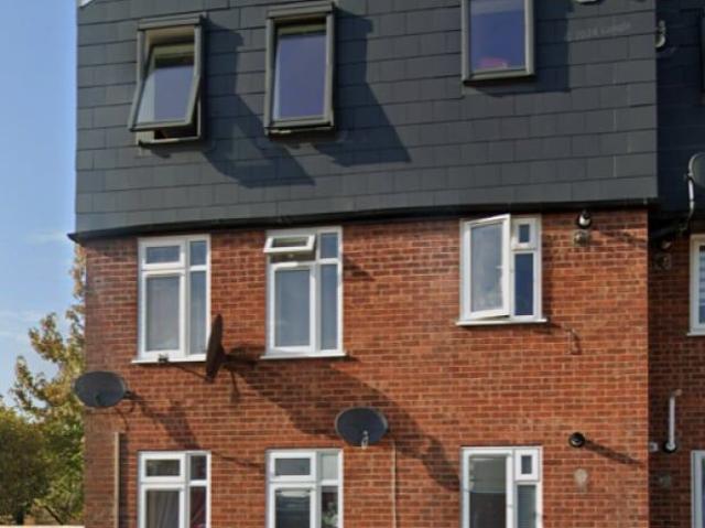 Cobdens, Chigwell IG7, 2 bed flat to rent, £1,600 pcm | PrimeLocation