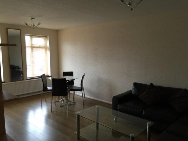 Cobdens, Chigwell IG7, 2 bed flat to rent, £1,600 pcm | PrimeLocation