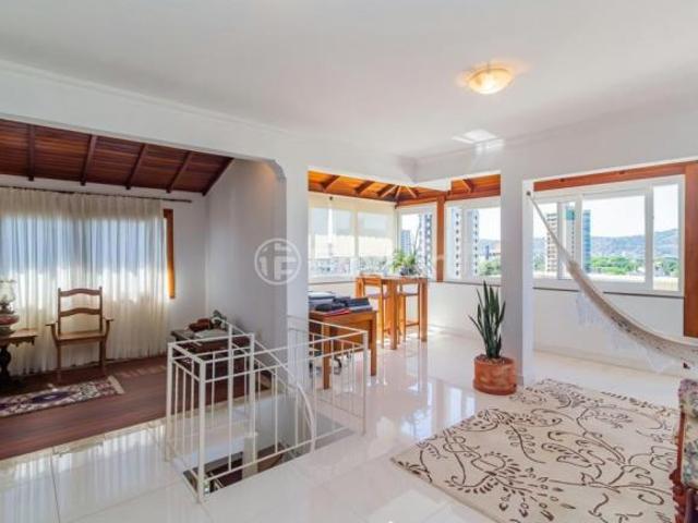Cobertura, 3 dormitórios, 140 m², em Petrópolis