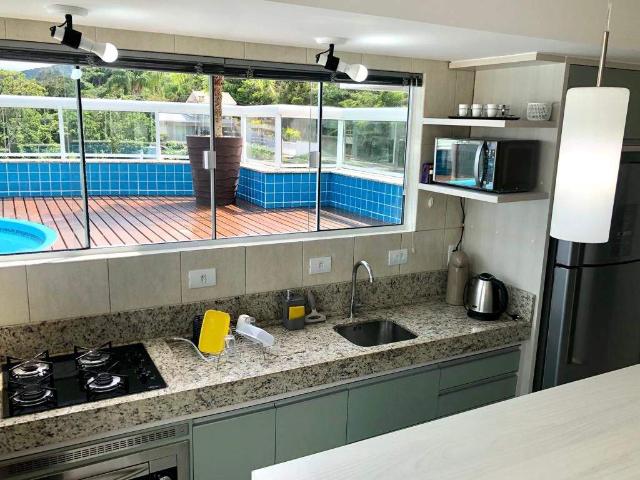 Cobertura 3 Suítes em Bombinhas: Piscina Privativa, Terraço Gourmet e Vista Mar