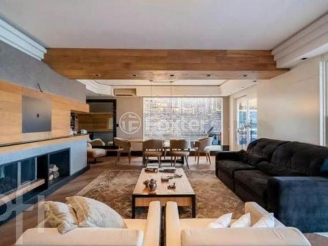 Cobertura, 2 dormitórios, 218.47 m², em Centro
