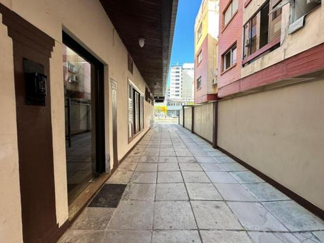 Cobertura 2 dormitórios, sendo 1 suíte, banho social + dependência completa, cobertura com lareira e