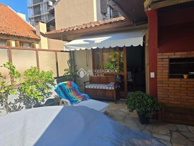 Cobertura 2 quartos, 1 suíte, 2 vagas, Bairro Mont Serrat POA RS