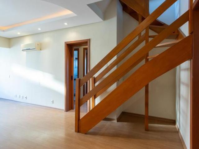 COBERTURA 2 QUARTOS, 2 VAGAS INDIVIDUAIS ESCRITURADAS, ELEVADOR BAIRRO SANTO ANTONIO