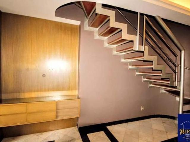 Cobertura 4 quartos, 2 suítes, 190m², em prédio reformado, com elevador, 2 vagas livres e portaria 2