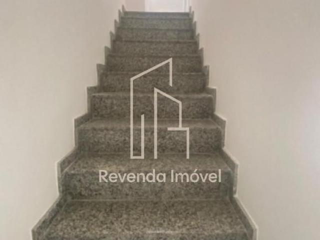 Cobertura com excelente acabamento, possui 2 dormitórios, sala, cozinha e 1 vaga de garagem