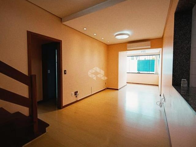 Cobertura com linda Vista e elevador em excelente localização no Bairro Tristeza