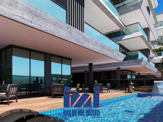 Cobertura com piscina de frente para o mar