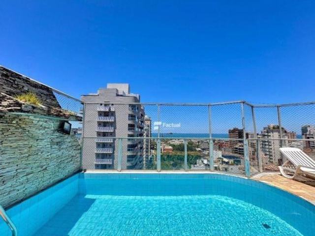 Cobertura com piscina e vista para o mar na Enseada