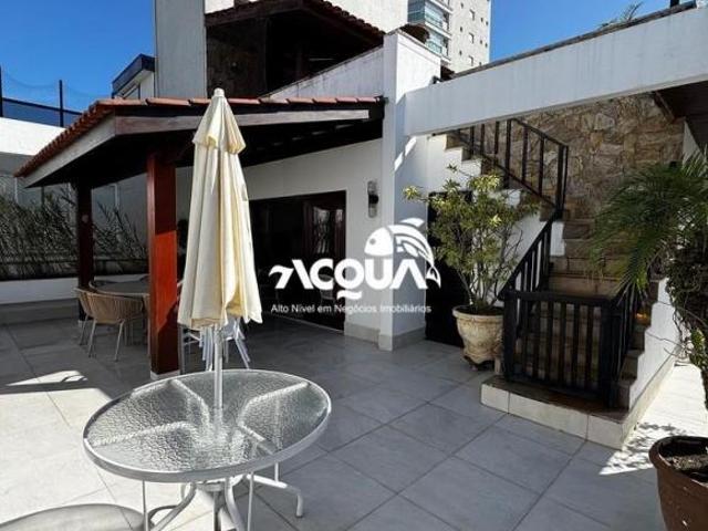 Cobertura com piscina e vista para o mar Enseada