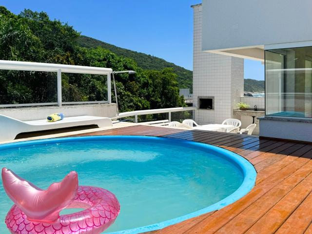 Cobertura com Piscina na praia de Bombas BOM003