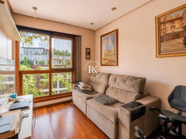 Cobertura com Terraço Privativo no Coração do Petrópolis | 138m² | 2 Dormitórios | 1 Vaga