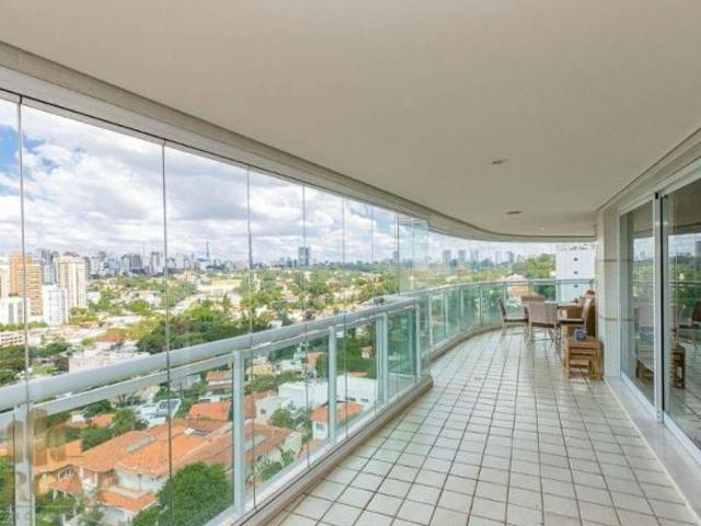 COBERTURA COM VISTA PRIVILEGIADA PARA O VALE