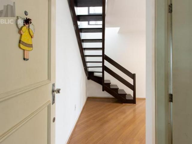 Cobertura com 137m², no Bairro Cristal, de 2 dormitórios, sento uma suíte, ampla