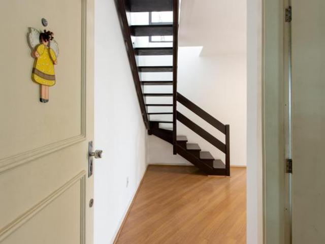 Cobertura com 137m², no Bairro Cristal, de 2 dormitórios, sento uma suíte, ampla