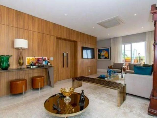 Cobertura com 272m², 4 suítes, 4 vagas, closet e piscina privativa à venda na Vila Nova Conceição, S