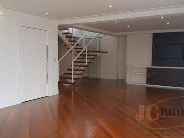 Cobertura com 292m² de área útil, 4 dormitórios sendo 2 suítes, 4 vagas