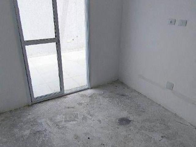 Cobertura com 2 dormitórios sendo 1 suíte. Sala anexa a um amplo quintal externo, com 100 m² de área