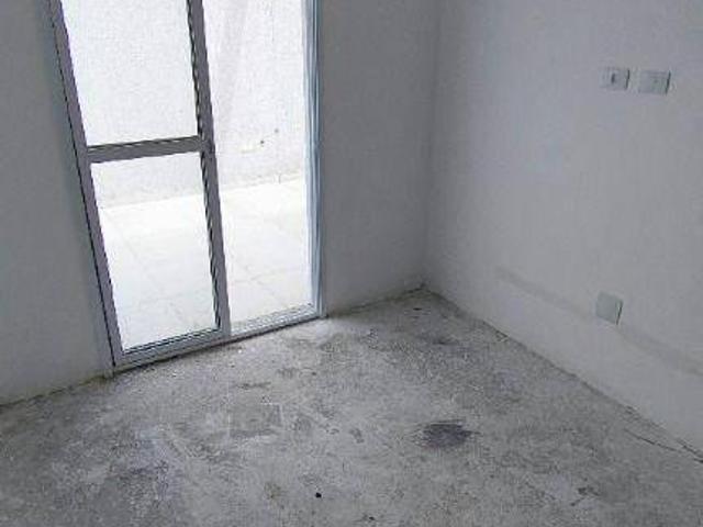 Cobertura com 2 dormitórios sendo 1 suíte. Sala anexa a um amplo quintal externo, com 100 m² de área