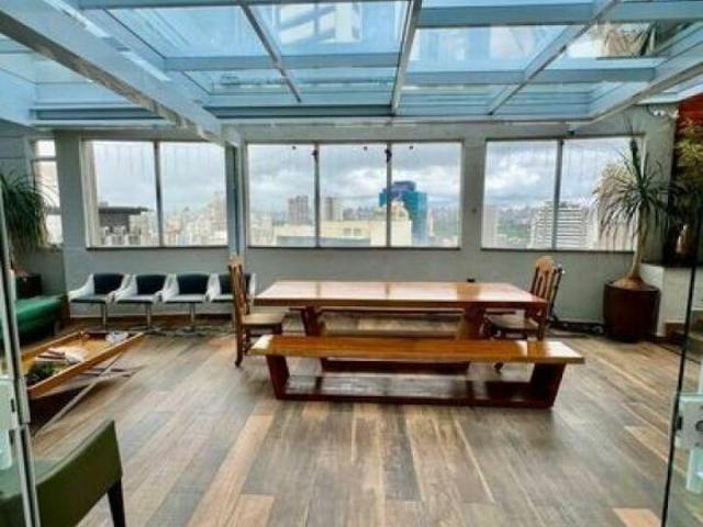 Cobertura com 360m² de área útil, 4 Vagas, 5 suítes