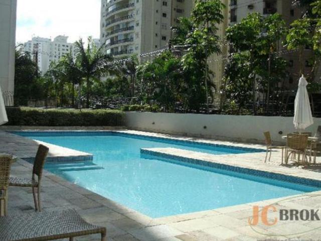 Cobertura com 320m² de área útil, 4 dormitórios sendo 2 suítes, 5 vagas