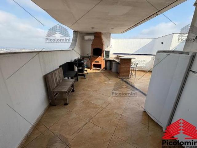 Cobertura com 3 quartos, sendo 1 suíte, possui 2 salas amplas e arejadas, 4 banheiros, 2 vagas. Pa