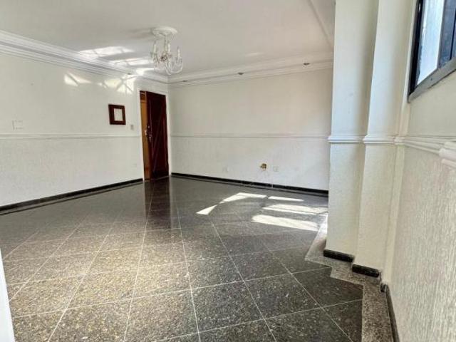 Cobertura com 4 dorm e quintal com área gourmet em Praia Grande SP
