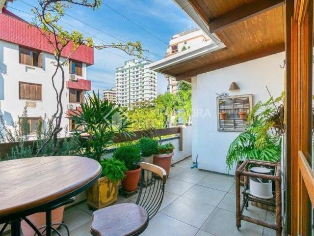 Cobertura com 4 dormitórios, 3 suites, 2 vagas individuais no bairro Mont Serrat