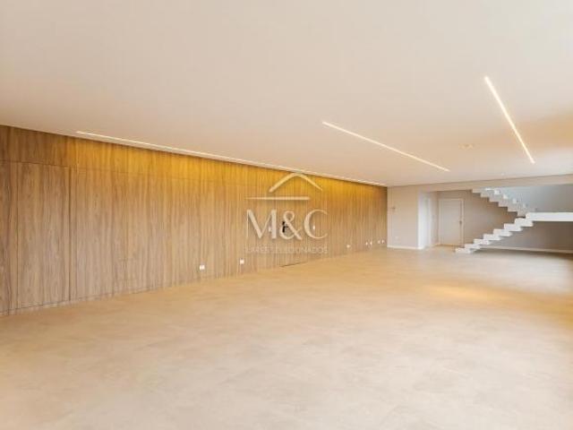 Cobertura com 545 m², 4 quartos sendo 4 suítes à v