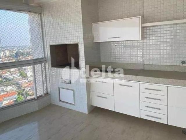 Cobertura com 5 quartos sendo 2 suítes disponível para locação e venda no bairro Lidice em Uberlândi
