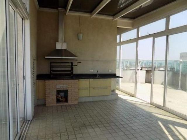 Cobertura com 600m², 4 suítes, 2 salas, 6 banheiros, piscina, churrasqueira