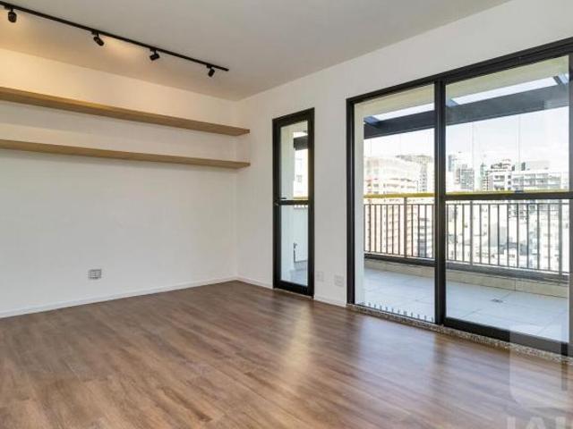 Cobertura com 70 m2 bem distribuídos, ótima localização Santa Cecíia