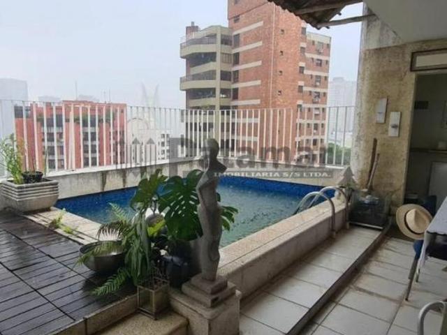 Cobertura à Venda com 4 Quartos no Morumbi