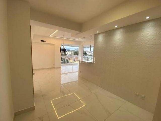 COBERTURA À VENDA COM VISTA PARA PEDRA GRANDE, PISCINA E ESPAÇO GOURMET