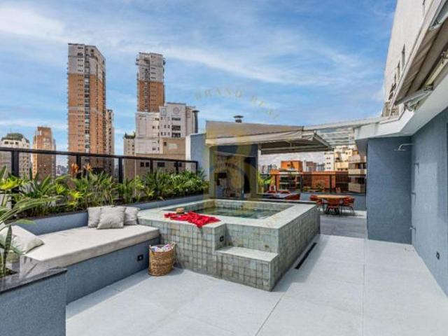 Cobertura à venda com vista privilegiada em Moema