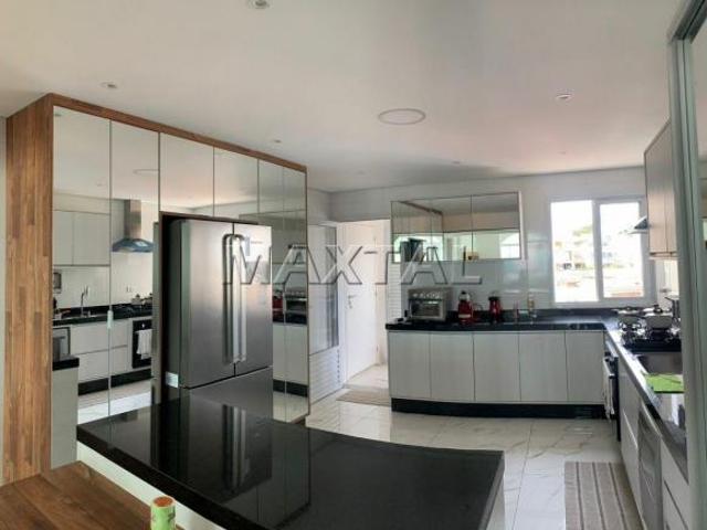 Cobertura à venda, de 230m², 4 dormitórios, 3 suítes, sala, cozinha e 5 vagas