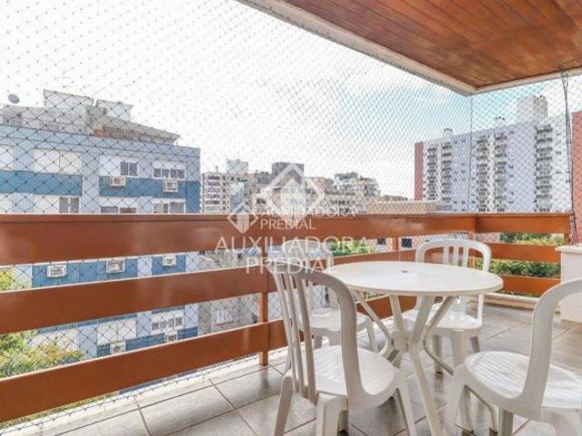 Cobertura à venda no bairro Menino Deus, Porto Alegre, com terraço e churrasqueira