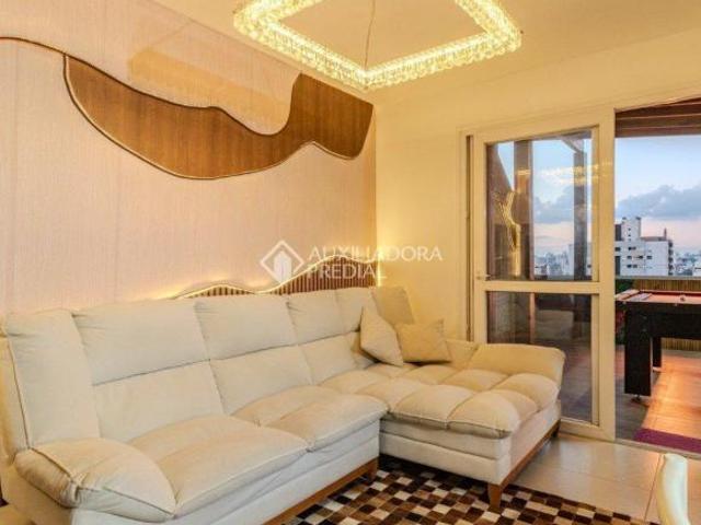 Cobertura à venda no Menino Deus com 97m² privativos, mobiliada, piscina e vista para o Guaíba