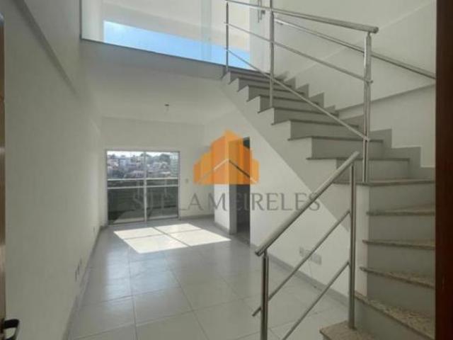 Cobertura de 03 quartos, suíte,02 banheiros, 02 vagas de garagem, prédio com elevador