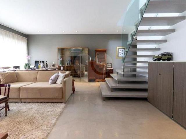 Cobertura de 211m² a venda no Ecoville