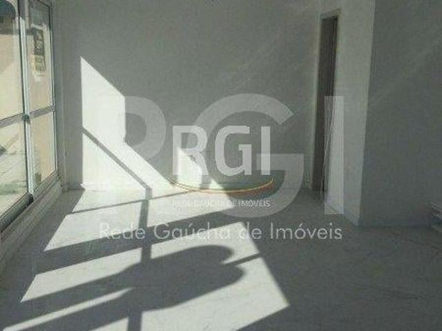 Cobertura de 2 dois dormitórios, com garagem, no bairro Passo da Areia em Porto Alegre/RS