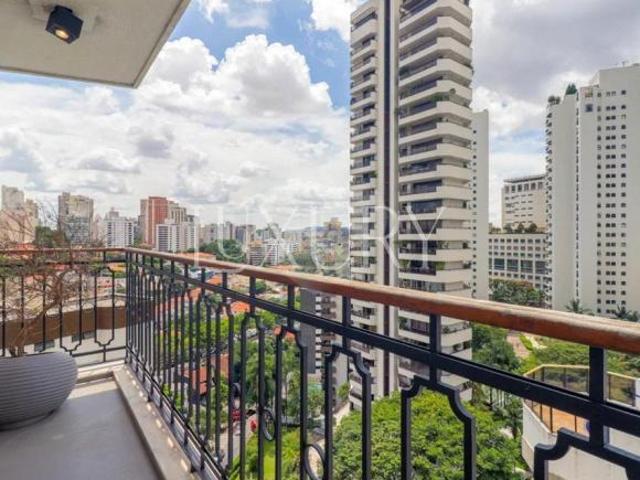 Cobertura duplex à venda em Higienopólis com 465m², sendo 3 suítes, 4 vagas