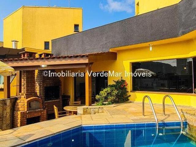 Cobertura duplex à venda na praia da Enseada com lazer privativo