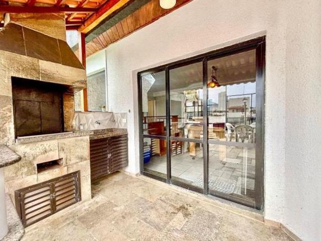 Cobertura duplex à venda na praia da Enseada com lazer privativo