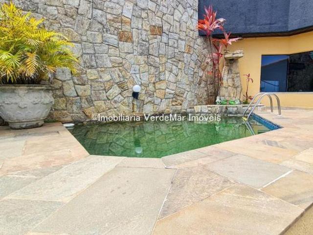 Cobertura duplex à venda na praia da Enseada com lazer privativo